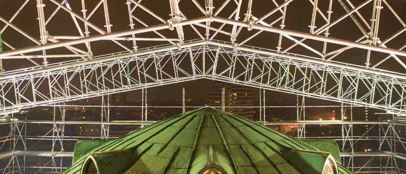 Weather protection roof - scaffolding work in wind and weather